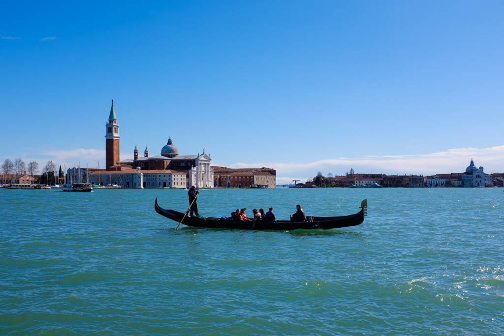 Italian Word of the Day: Azzurro (light blue / azure) - Daily Italian Words